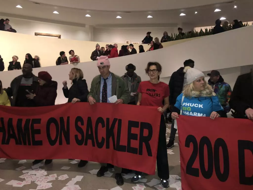 'Wasal iż-żmien, Guggenheim': Nan Goldin Tniedi Protesta Sorpriża fil-Mużew Guggenheim biex tipprotesta l-Finanzjament ta' Sackler 15025_1