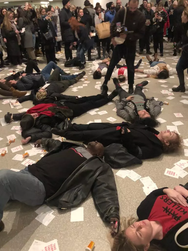 'It's Time, Guggenheim': Nan Goldin zahajuje překvapivý protest v Guggenheimově muzeu, aby protestovala proti jeho financování Sackler 15025_10