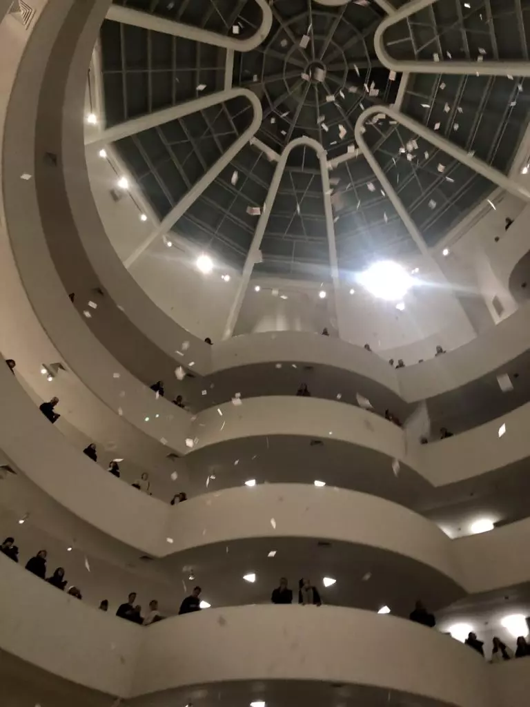 'Wasal iż-żmien, Guggenheim': Nan Goldin Tniedi Protesta Sorpriża fil-Mużew Guggenheim biex tipprotesta l-Finanzjament ta' Sackler 15025_2