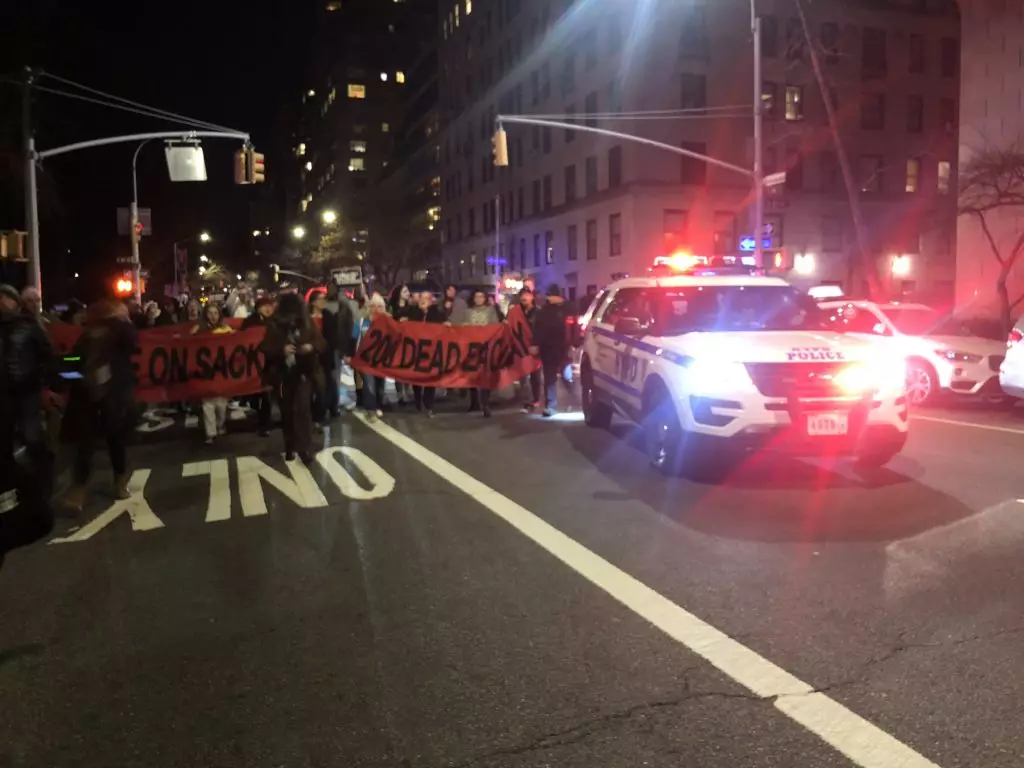 'It's Time, Guggenheim': Nan Goldin zahajuje překvapivý protest v Guggenheimově muzeu, aby protestovala proti jeho financování Sackler 15025_7