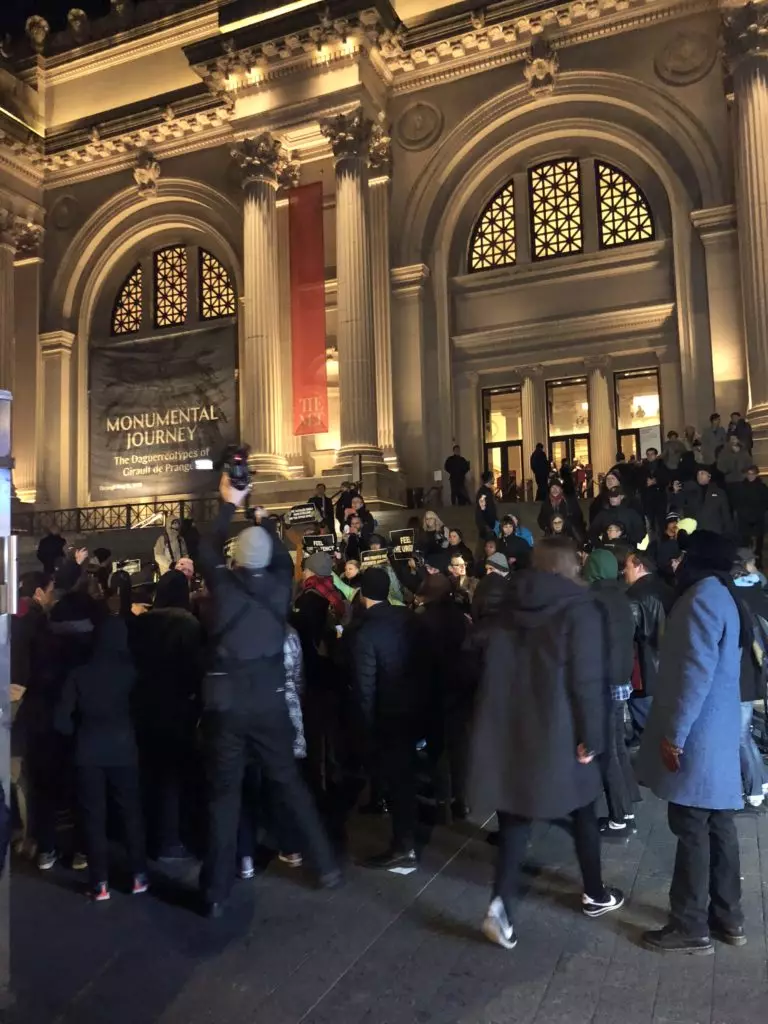 'Garaia da, Guggenheim': Nan Goldinek protesta sorpresa bat jarri du Guggenheim Museoan bere Sackler finantzaketa salatzeko 15025_8