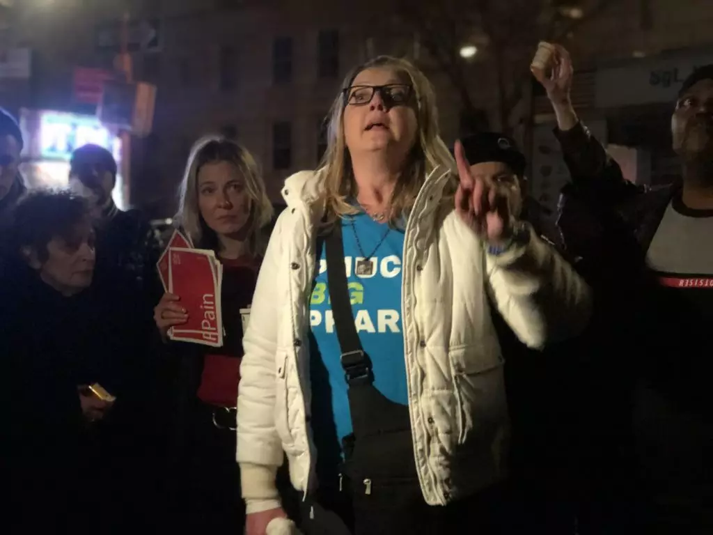 'It's Time, Guggenheim': Nan Goldin zahajuje překvapivý protest v Guggenheimově muzeu, aby protestovala proti jeho financování Sackler 15025_9