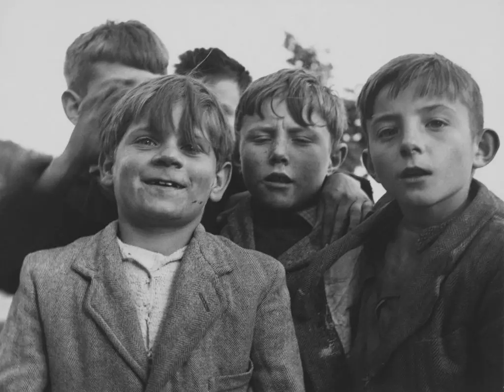 Sabine Weiss, „Enfants porte de Saint-Cloud Paris“ (1950). ©Sabine Weiss.