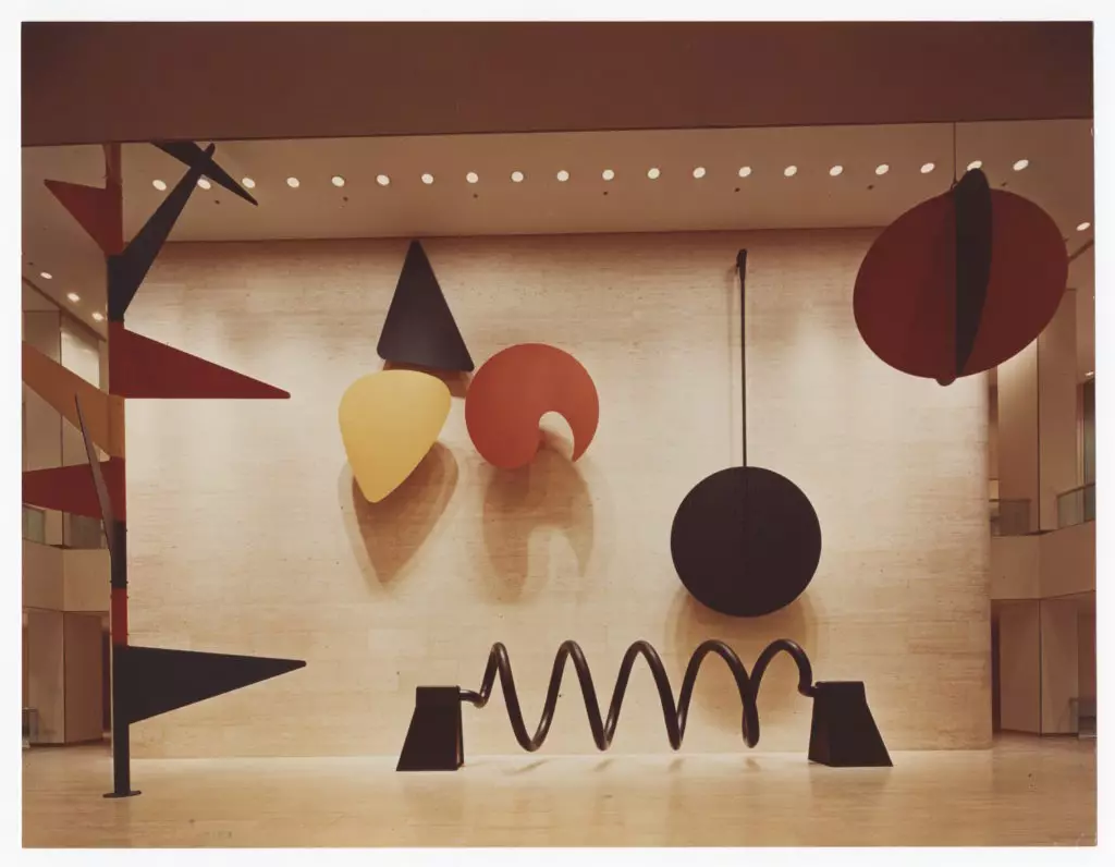 Alexander Calder, Universe, 1974, thaum nws thawj qhov kev teeb tsa ntawm Sears Tower, Chicago. Diam duab Courtesy ntawm Calder Foundation, New York / Art Resource, New York. Artist Copyright: © 2018 Calder Foundation, New York / Artists Rights Society (ARS), New York. Yees duab © Robert Fine.