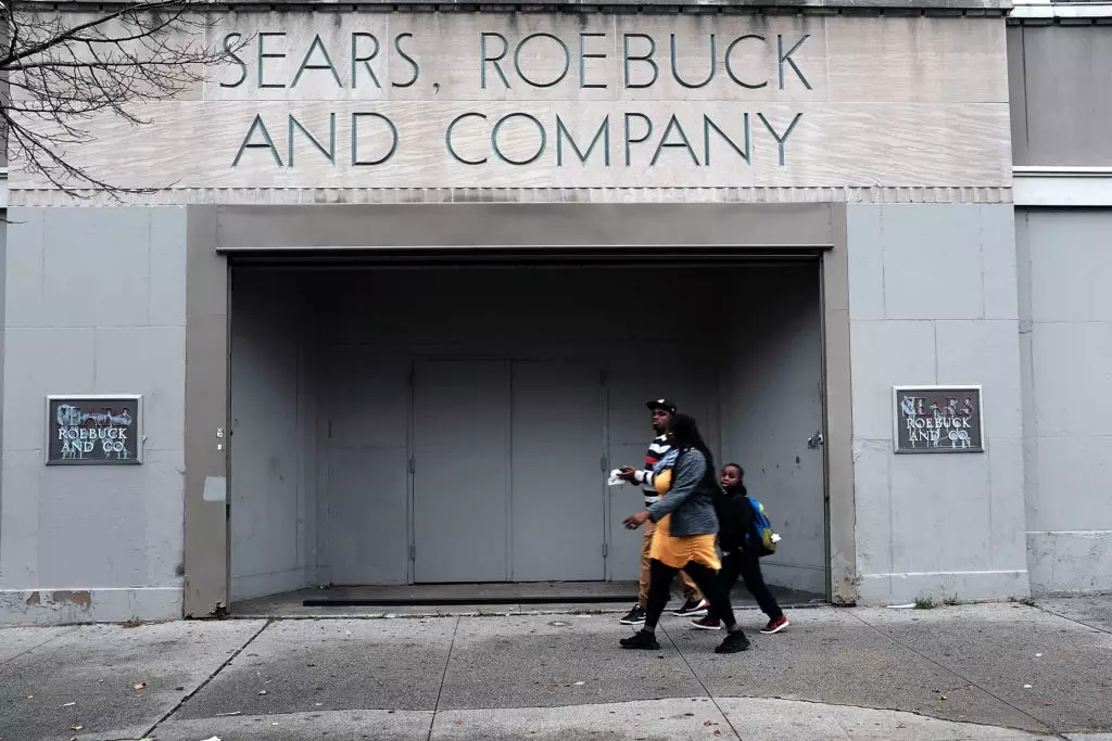 La gente camina frente a una tienda Sears en Brooklyn el 15 de octubre de 2018 en la ciudad de Nueva York, después de que el colosal minorista estadounidense solicitó la protección por bancarrota del Capítulo 11. Foto de Spencer Platt/Getty Images.