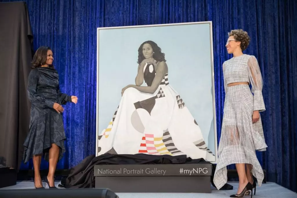 Kanhi First Lady Michelle Obama ug artist Amy Sherald sa pag-abli sa opisyal nga mga hulagway sa mga Obama sa National Portrait Gallery sa Washington, DC, niadtong Pebrero 12, 2018. Litrato ni Pete Souza.