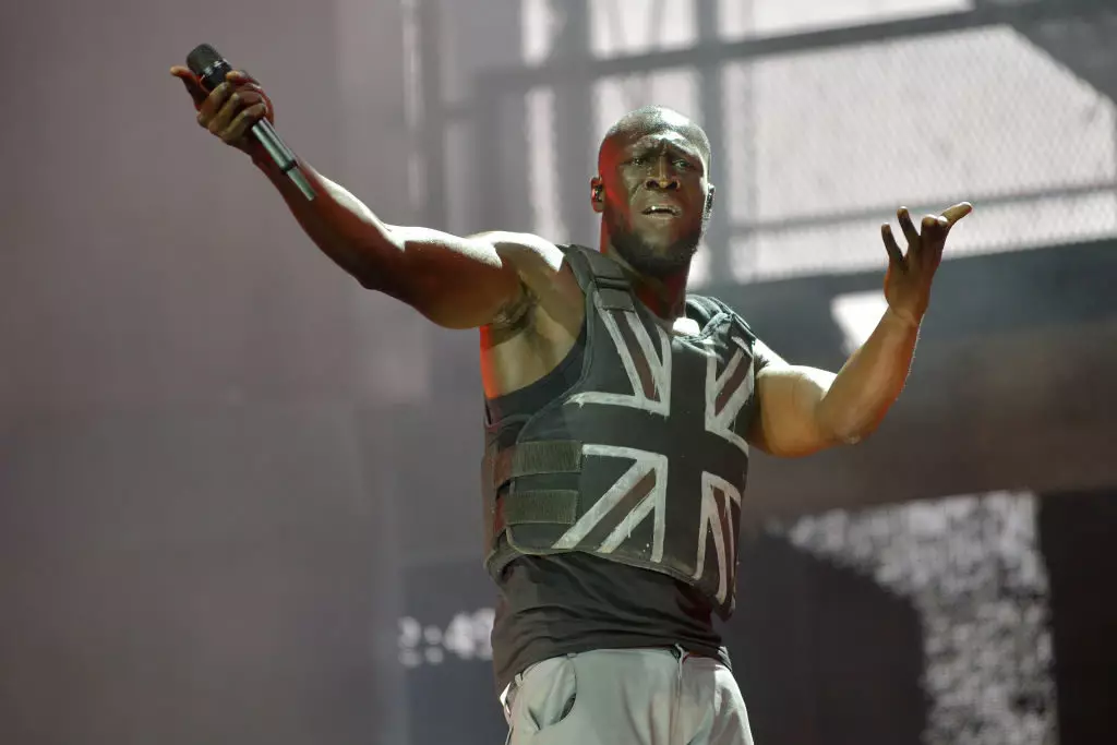 Izindaba Zomkhakha Wezobuciko: U-Banksy Udizayine I-Stab-Proof Vest Yekhonsathi Yomlando Ka-Rapper Stormzy Ye-Glastonbury + Ezinye Izindaba 15101_1