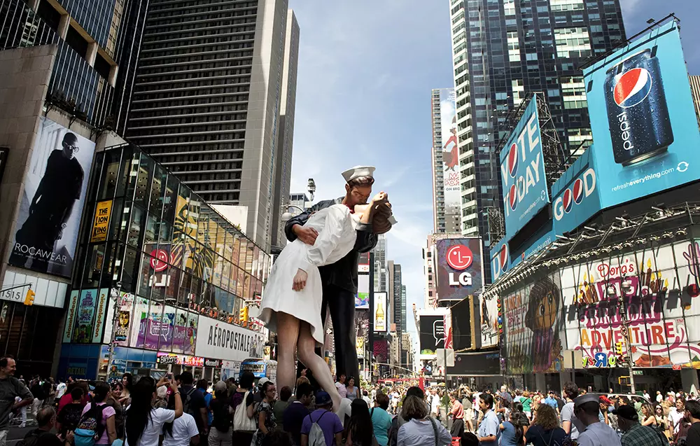 Amakhulu abuthana e-Times Square ukuze abuke isithombe esibaziwe sika-Seward Johnson esingamafidi angu-26 ubude esifakwe endaweni yesithombe somlando se-LIFE Magazine sika-Alfred Eisenstaedt. UDon Emmert/AFP/Getty Izithombe.