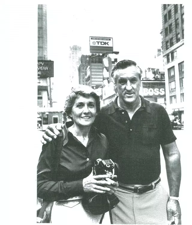 Greta Zimmer Friedman u George Mendonsa f’ritratt meħud minn fotografu tal-Life Magazine, f’Times Square, New York. Korteżija tal-Librerija tal-Kungress, American Folklife Center.