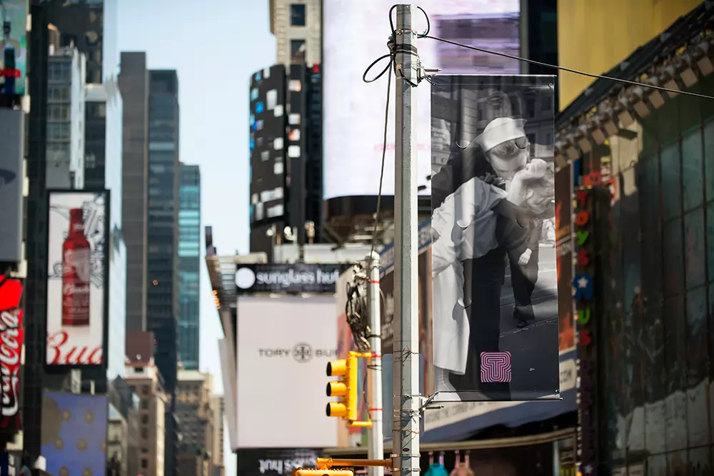 ’n Plakkaat ter herdenking van Alfred Eisenstaedt se foto hang op 14 Augustus 2015 in Times Square, geneem 70 jaar gelede tot op datum, op Victory in Japan Day. Met vergunning van Bryan Thomas/Getty Images.