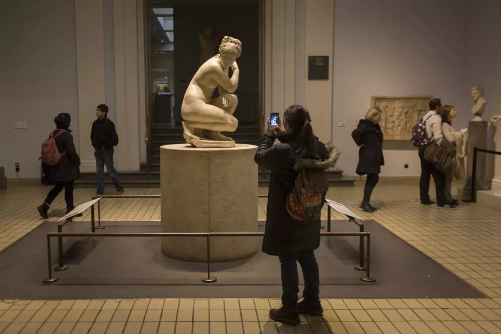 Lelyren Venus (Afrodita) Londresko British Museum-en. Hemen, Venus Jainkosa harrituta dago bainatzen ari den bitartean, bere ur-ontzia izterrean pausatzen duela. Biluzik makurtzen da eta besoekin eta eskuekin estaltzen saiatzen da. Afrodita biluzik gai ezaguna zen antzinako greziar eskultoreen artean, berari Venus deitzen zioten erromatarrek bezala. Estatua hau greziar jatorrizkoaren kopia erromatarra da, ziurrenik I. edo II. mendean egina. (Argazkia In Pictures Ltd./Corbis Getty Images bidez)