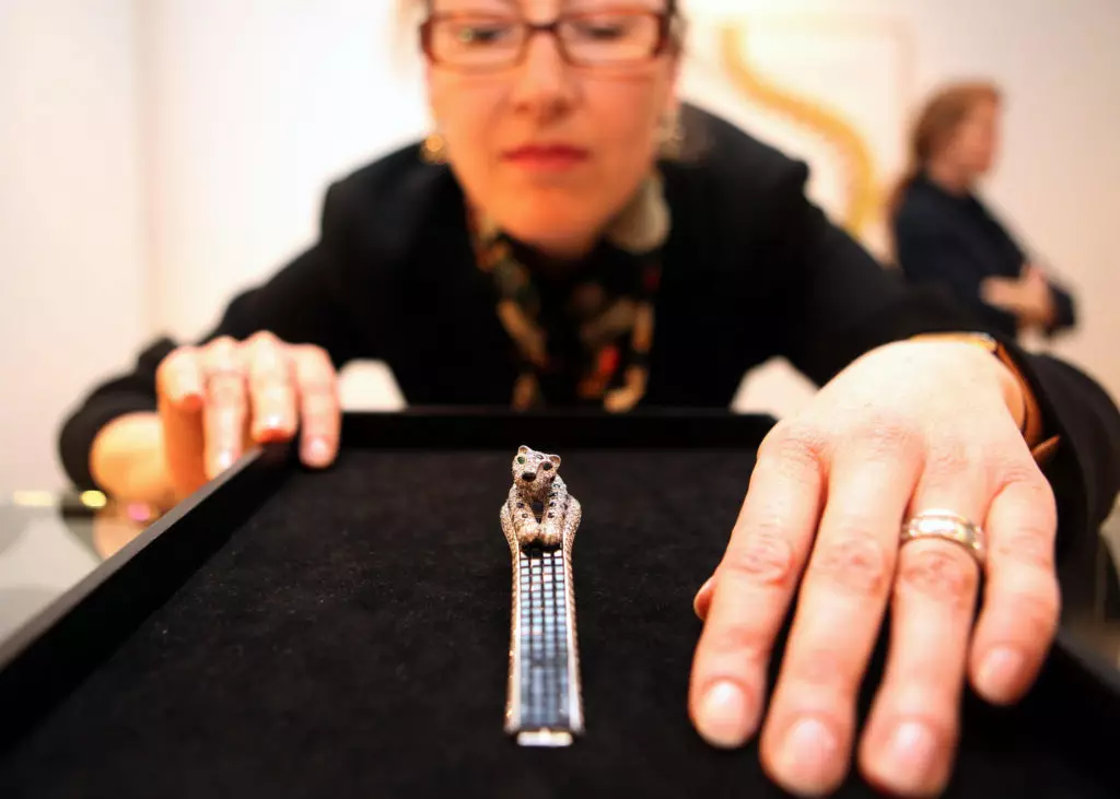 Yon anplwaye Sotheby a modèl yon platinum, Diamond ak safi 'Panthere' mont pa Cartier. Foto pa Katie Collins/PA Images atravè Getty Images.