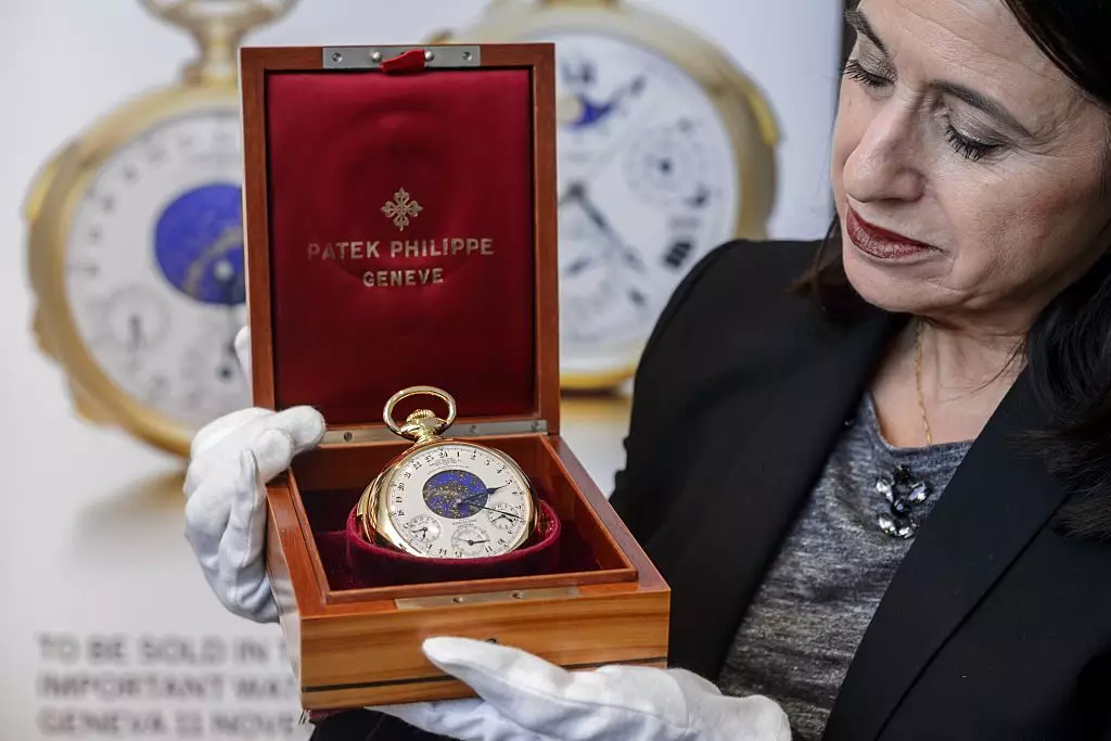 Olori Sotheby ti International Watch Division Daryn Schnipper di akoko asiko Henry Graves Supercomplication mu nipasẹ Patek Philippe. Fọto iteriba ti FABRICE COFFRINI/AFP nipasẹ Getty Images.