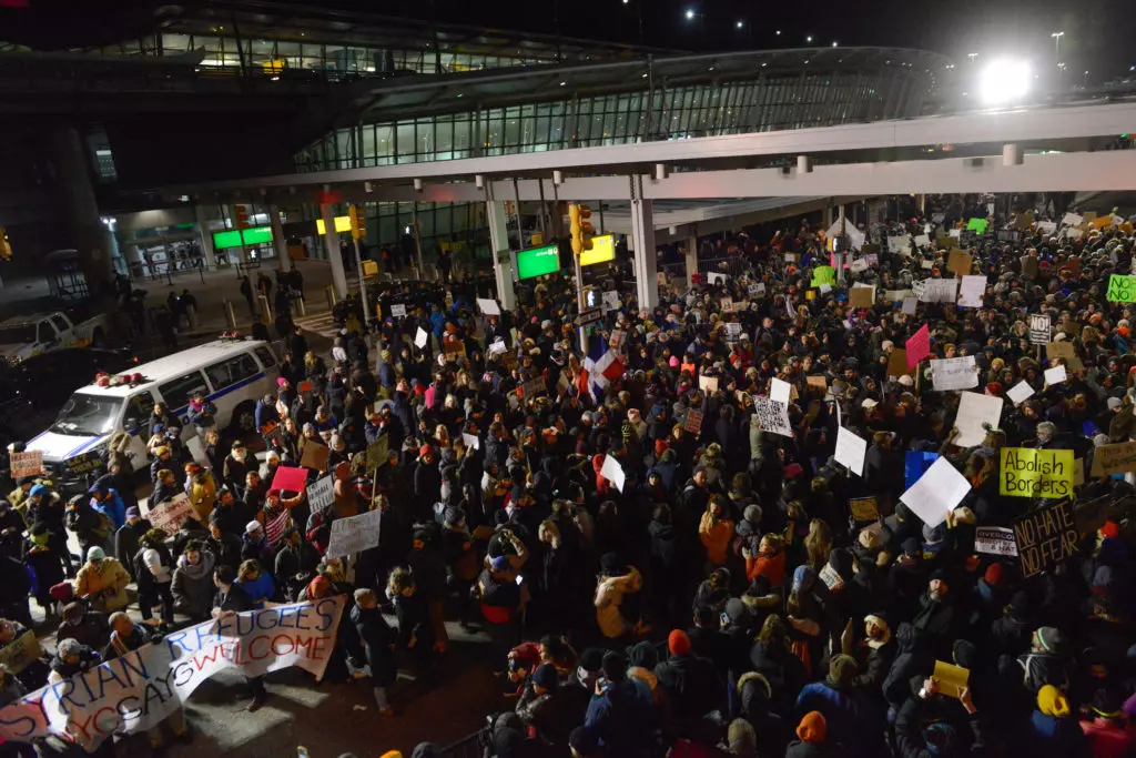 Protestuotojai mitinguoja per demonstraciją prieš naują prezidento Donaldo Trumpo paskelbtą imigracijos draudimą Johno F. Kennedy tarptautiniame oro uoste 2017 m. sausio 28 d. Niujorke. Prezidentas Trumpas pasirašė prieštaringai vertinamą vykdomąjį įsakymą, draudžiantį pabėgėliams ir gyventojams iš daugiausia musulmoniškų šalių atvykti į JAV. Stephanie Keith / Getty Images sutikimu.