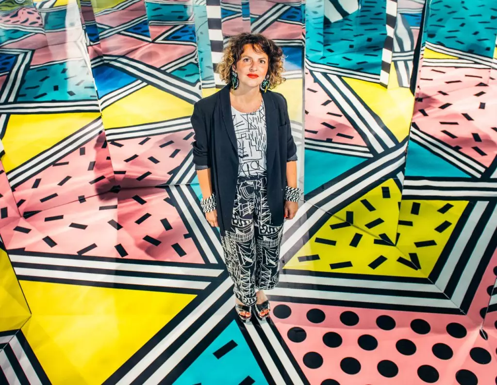 Camille Walala sulod sa iyang 2017 art installation WALALA X PLAY sa Now Gallery sa London. Litrato sa maayong kabubut-on sa artista.