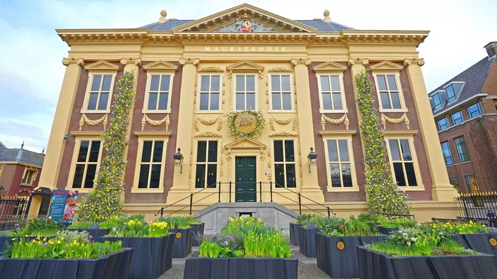 A Biller: Eng Luscious Floral Art Show bléie am Mauritshuis Musée, bannen a baussen