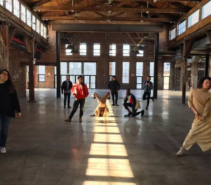 Monica Mirabile e Sarah Kinlaw, figura de autoridade. Cortesía do Knockdown Center.