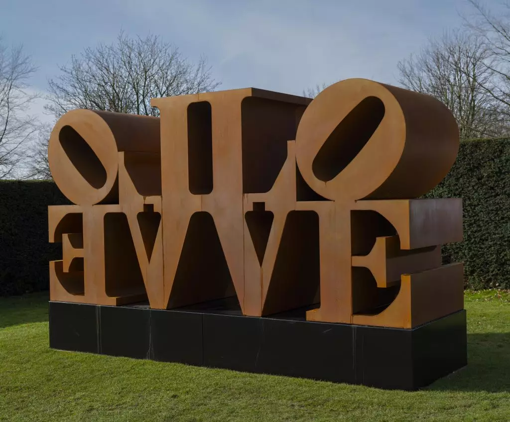 Robert Indiana, Imperial LOVE (1966-2006). Radharc suiteála ag Páirc Dealbhóireachta Yorkshire, 2022. Grianghraf: © Jonty Wilde, le caoinchead Pháirc Dealbhóireachta Yorkshire. Saothar Ealaíne: © 2022 Morgan Art Foundation Ltd./ Artists Rights Society (ARS), Nua Eabhrac/DACS, Londain