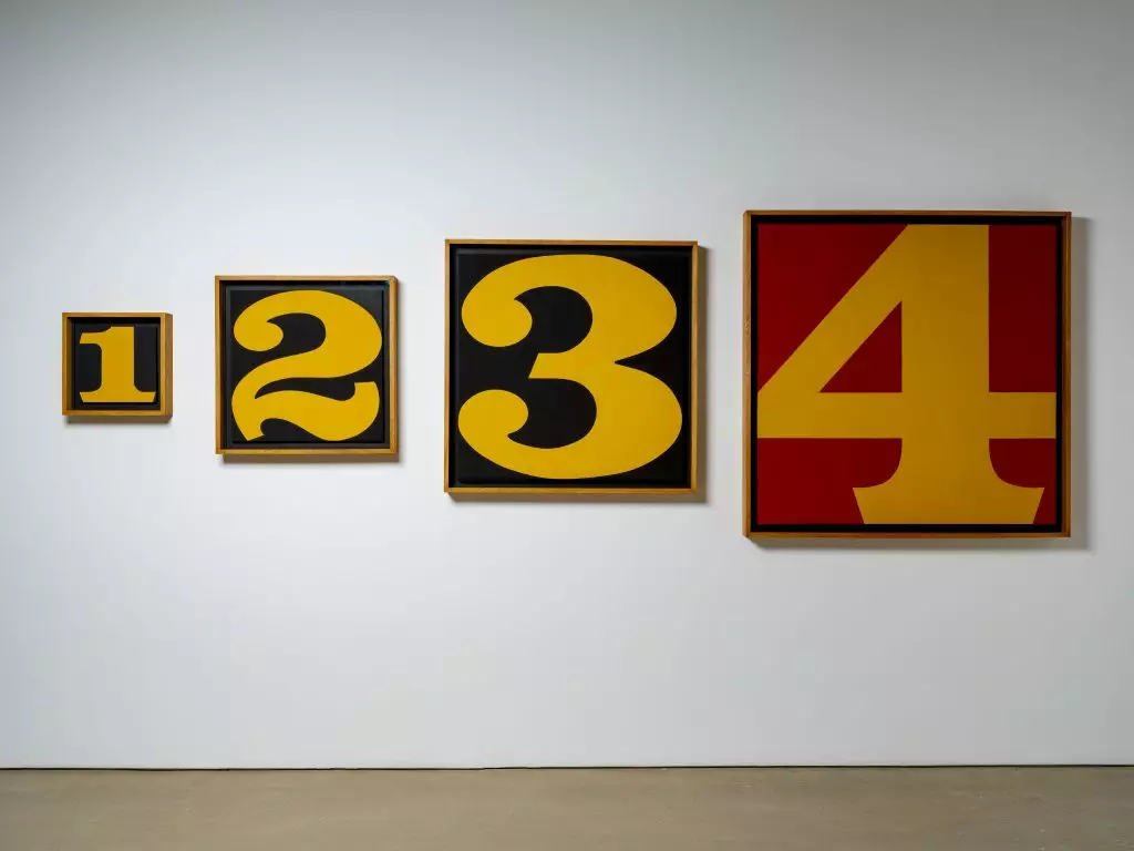 Robert Indiana, Exploding Numbers (1964-66). Radharc suiteála ag Páirc Dealbhóireachta Yorkshire, 2022. Grianghraf: © Jonty Wilde, le caoinchead Pháirc Dealbhóireachta Yorkshire. Saothar Ealaíne: © 2022 Morgan Art Foundation Ltd./ Artists Rights Society (ARS), Nua Eabhrac/DACS, Londain