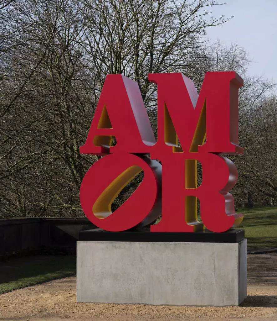 Robert Indiana, AMOR (Dearg Buí) (1998-2006). Radharc suiteála ag Páirc Dealbhóireachta Yorkshire, 2022. Grianghraf: © Jonty Wilde, le caoinchead Pháirc Dealbhóireachta Yorkshire. Saothar Ealaíne: © 2022 Morgan Art Foundation Ltd./ Artists Rights Society (ARS), Nua Eabhrac/DACS, Londain