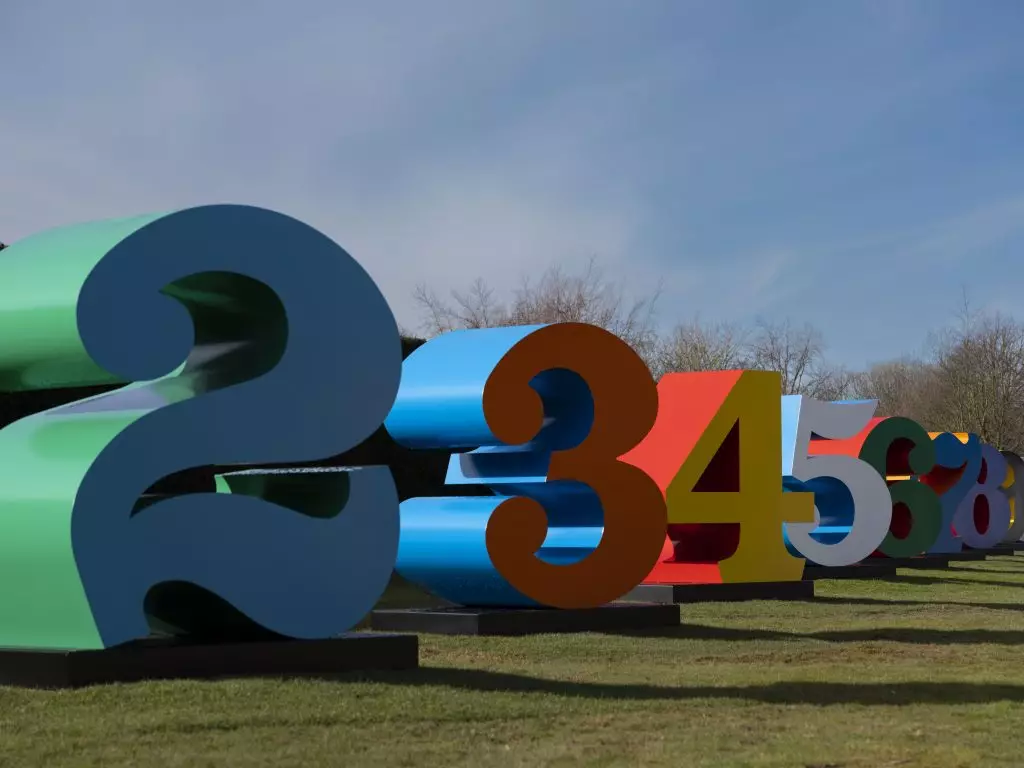 Robert Indiana, ONE Through ZERO (The Ten Numbers) (1980-2001). Άποψη εγκατάστασης στο Yorkshire Sculpture Park, 2022. Φωτογραφία: © Jonty Wilde, ευγενική προσφορά του Yorkshire Sculpture Park. Έργα τέχνης: © 2022 Morgan Art Foundation Ltd./ Artists Rights Society (ARS), Νέα Υόρκη/DACS, Λονδίνο