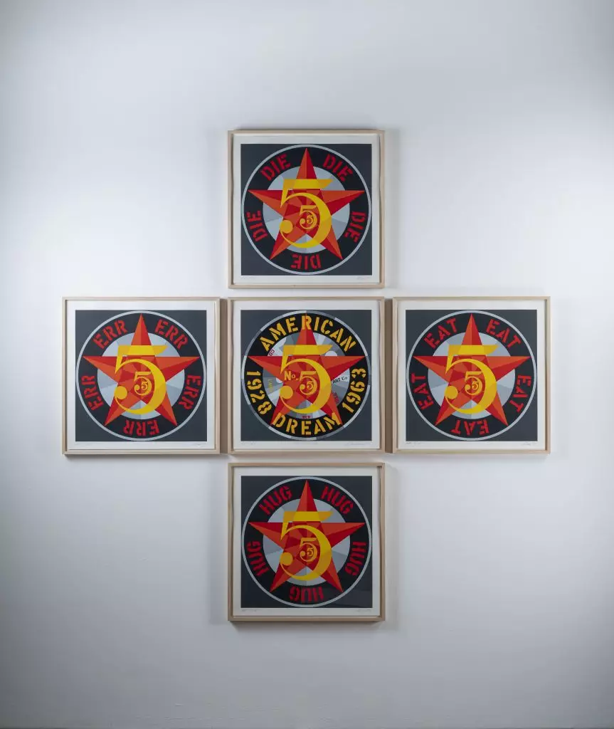 Robert Indiana, Aisling Meiriceánach #5 (The Golden Five) (1980). Radharc suiteála ag Páirc Dealbhóireachta Yorkshire, 2022. Grianghraf: © Jonty Wilde, le caoinchead Pháirc Dealbhóireachta Yorkshire. Saothar Ealaíne: © 2022 Morgan Art Foundation Ltd./ Artists Rights Society (ARS), Nua Eabhrac/DACS, Londain