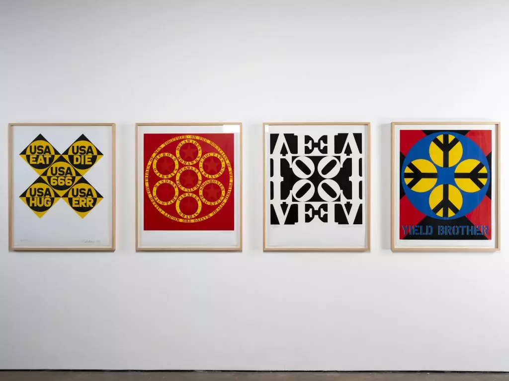 Robert Indiana, USA 666 (1964-66); The Calumet (1961); Black and White LOVE (1969); Yield Brother (1963). Άποψη εγκατάστασης στο Yorkshire Sculpture Park, 2022. Φωτογραφία: © Jonty Wilde, ευγενική προσφορά του Yorkshire Sculpture Park. Έργα τέχνης: © 2022 Morgan Art Foundation Ltd./ Artists Rights Society (ARS), Νέα Υόρκη/DACS, Λονδίνο