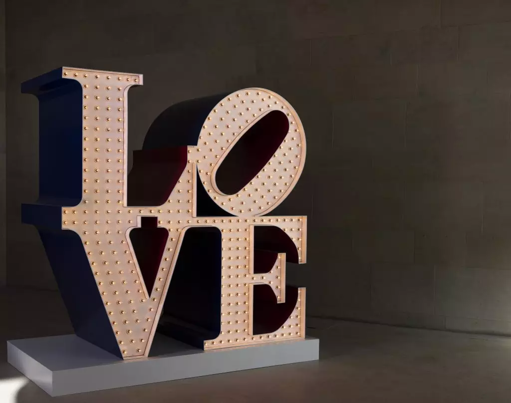 Robert Indiana, The Electric LOVE (1966-2000). Radharc suiteála ag Páirc Dealbhóireachta Yorkshire, 2022. Grianghraf: © Jonty Wilde, le caoinchead Pháirc Dealbhóireachta Yorkshire. Saothar Ealaíne: © 2022 Morgan Art Foundation Ltd./ Artists Rights Society (ARS), Nua Eabhrac/DACS, Londain