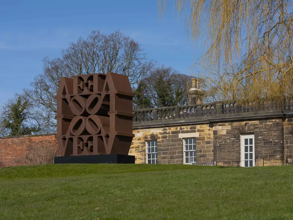 Robert Indiana, LOVE Wall (1966-2006). Radharc suiteála ag Páirc Dealbhóireachta Yorkshire, 2022. Grianghraf: © Jonty Wilde, le caoinchead Pháirc Dealbhóireachta Yorkshire. Saothar Ealaíne: © 2022 Morgan Art Foundation Ltd./ Artists Rights Society (ARS), Nua Eabhrac/DACS, Londain