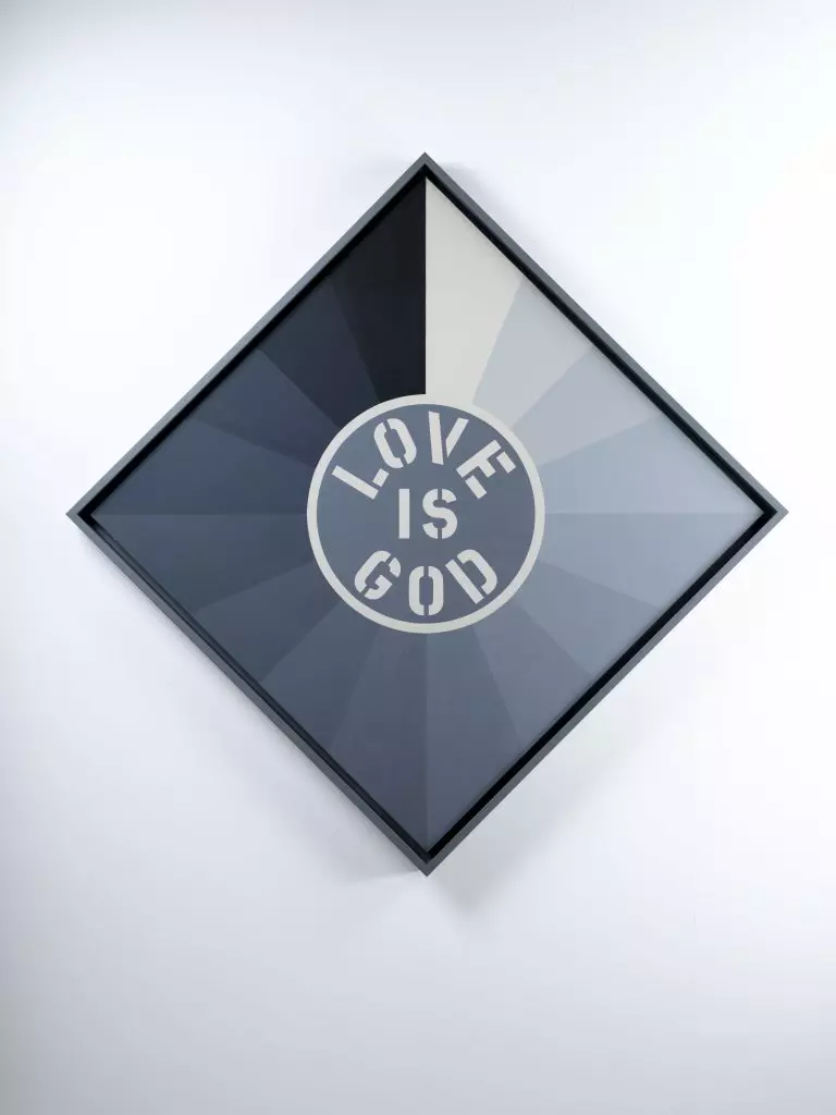 Robert Indiana, Love Is God (1964). Radharc suiteála ag Páirc Dealbhóireachta Yorkshire, 2022. Grianghraf: © Jonty Wilde, le caoinchead Pháirc Dealbhóireachta Yorkshire. Saothar Ealaíne: © 2022 Morgan Art Foundation Ltd./ Artists Rights Society (ARS), Nua Eabhrac/DACS, Londain