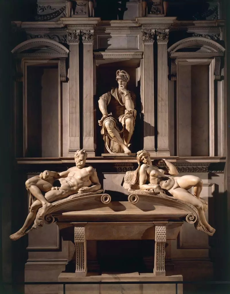 La tomba di Lorenzo de' Medici, duca di Urbino, 1524–34, di Michelangelo Buonarroti, presso la Sagrestia Nuova, Cappelle Medicee, Basilica di San Lorenzo, a Firenze, Italia, 2017. Per gentile concessione di Getty Images.