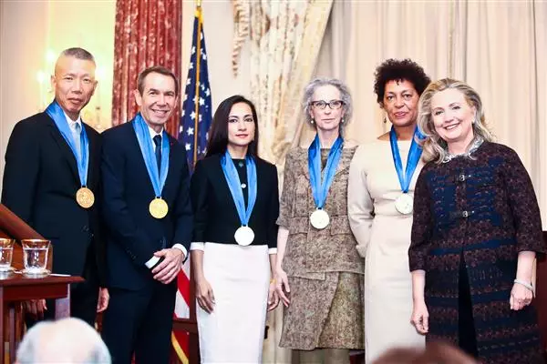 Medaille vun de Konscht Gewënner Cai Guo-Qiang, Jeff Koons, Shahzia Sikander, Kiki Smith a Carrie Mae Weems mam Sekretär Clinton. Foto: Ugedriwwe Tony Powell an US Department of State.