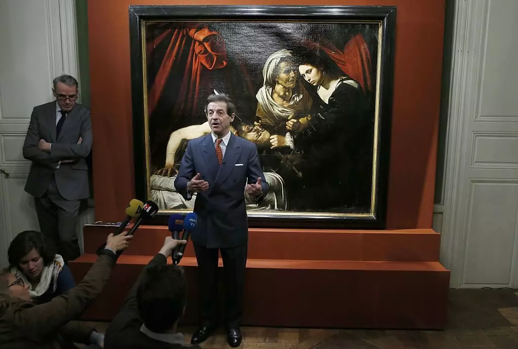 Frantsuz rassomlik mutaxassisi Erik Turquin Mikelanjelo Merisi da Karavadjio Judith Holofernesning boshini kesib tashlaganining autentifikatsiyasini e'lon qilmoqda. Fotosurat Patrik Kovarik/AFP/Getty Images.