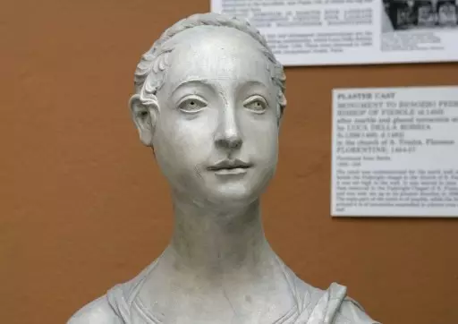 Chimiro cheMino da Fiesole's Mufananidzo weMusikana Mudiki paVictoria neAlbert Museum. Iyo yepakutanga bust iri pakati pezviumbwa makumi mashanu nepfumbamwe kubva kuBode Museum yakakuvadzwa mukati meHondo Yenyika II uye yakawanikwazve kuMoscow's Pushkin Museum. Kutendeseka kweVictoria uye Albert Museum.