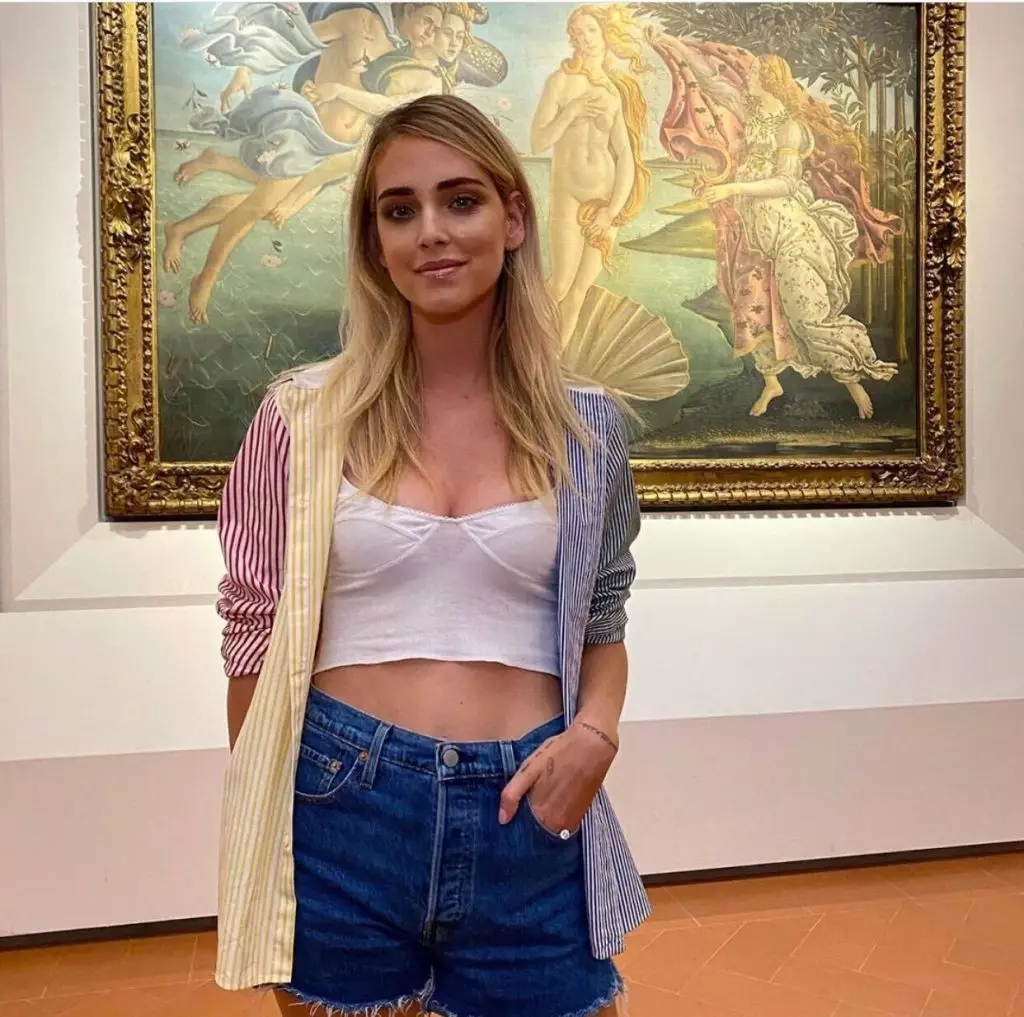 Influencer Chiara Ferragni Uffizi galereyasiga tashrif buyurmoqda. Hurmatli Uffizi Instagram.