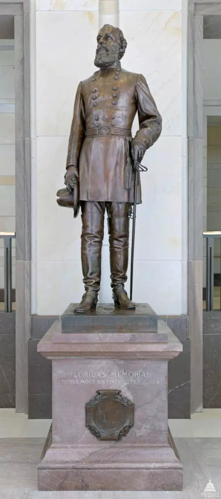 C. Adrian Pillars, Edmund Kirby Smith (1922) e-National Statuary Hall e-US Capitol. Abameli baphasise umthethosivivinywa wokukhipha isichuse sikaGeneral Confederate esikhundleni somholi wamalungelo omphakathi uMary McLeod Bethune, ozoba ngowokuqala waseMelika waseMelika ukuhlonishwa kanje. Isithombe sihlonishwa yi-Architect of the Capitol.