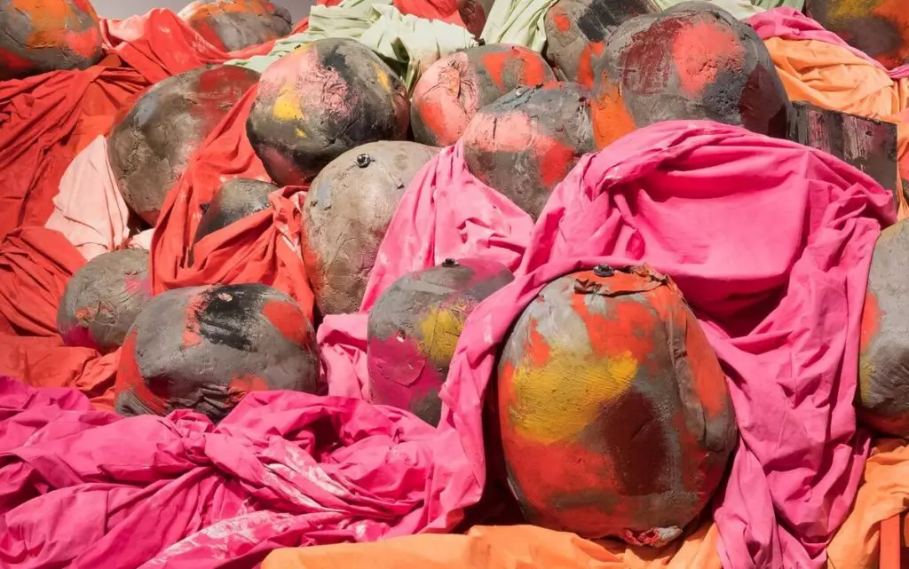 Phyllida Barlow, Undercover 2 (dettall, 2020). Ritratt minn Furukawa Yuya, bil-kortesija tal-artist u l-Mużew tal-Arti Mori, Tokyo.