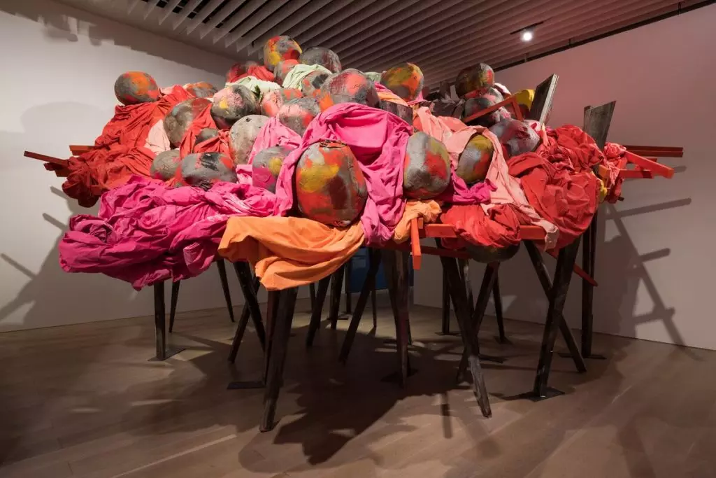 Phyllida Barlow, Undercover 2 (2020). ფოტო ფურუკავა იუიას მიერ, მხატვრის და მორის ხელოვნების მუზეუმის თავაზიანობით, ტოკიო.