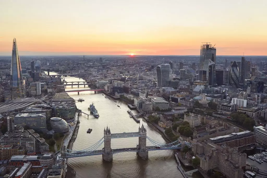 Tower Bridge bilan sharqdan quyosh botishi ko'rinishi. Getty Images orqali rasmlar/Hufton+Crow/Universal Images guruhini ko'ring