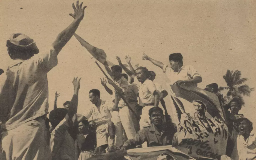 John Florea, indonesialaiset nationalistit ajavat kaduilla Boeng, Ajo Boeng -julisteen kanssa (12.11.1945). Tuntematon kokoelma. Rijksmuseumin luvalla.