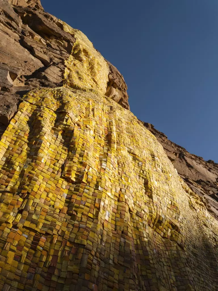 Serge Attukwei Clottey, Gold Falls (2022). Chithunzi: Lance Gerber.