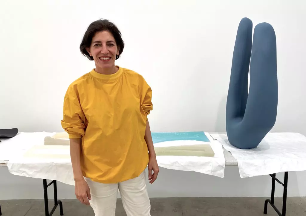 Nairy Baghramian under installasjonen av hennes nåværende show på Marian Goodman i New York. Foto av Sarah Cascone.