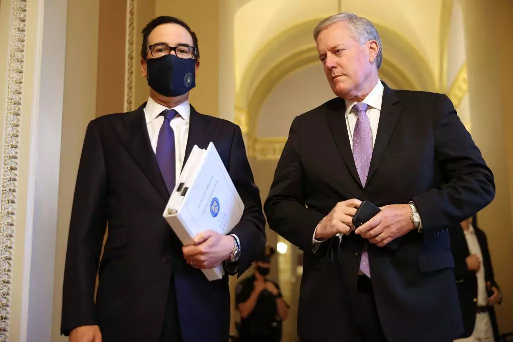 De Amerikaanse minister van Financiën Steven Mnuchin en de stafchef van het Witte Huis, Mark Meadows, in het Capitool van de VS op 3 augustus 2020 in Washington, DC. (Foto door Chip Somodevilla/Getty Images)