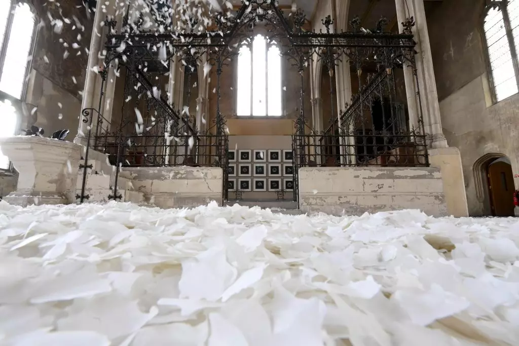 Unha visión xeral da apertura de 'Epilogue': a primeira exposición individual do Reino Unido da artista Cj Hendry, nacida en Brisbane, en Nova York, na Igrexa de Deus do Novo Testamento no leste de Londres. Foto de David M. Benett/Dave Benett/Getty Images para Cj Hendry.