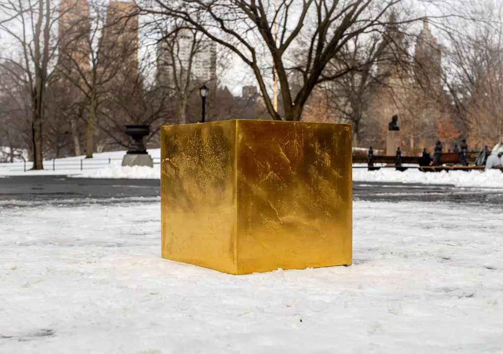 Niclas Castello The Castello Cube, digawe saka emas 24 karat, 999,9 lan bobote 410 kilogram, dipasang ing Central Park, New York mung sedina, Rebo, 2 Februari 2022. Foto dening Sandra Mika.