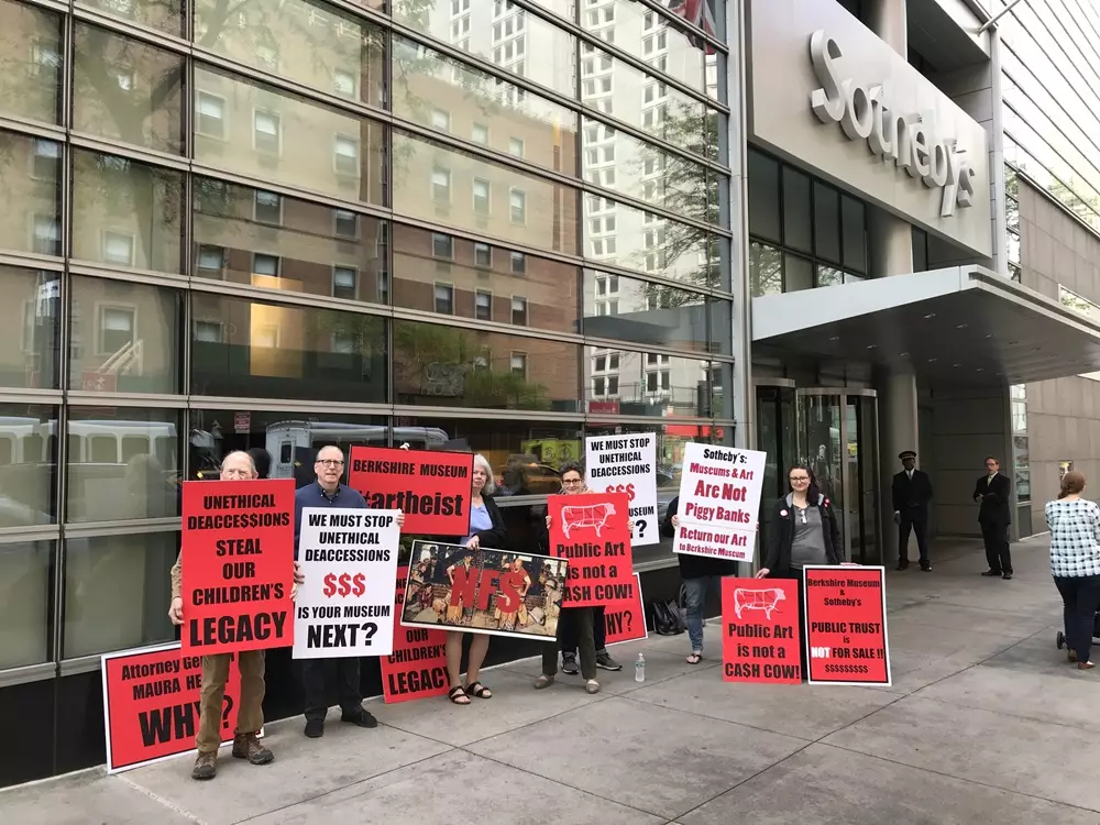 Manifestantes frente a Sotheby's antes de la venta de arte estadounidense de esta mañana, que incluyó obras que se retiraron del Museo de Berkshire. Imagen cortesía de Save the Art—Save the Museum