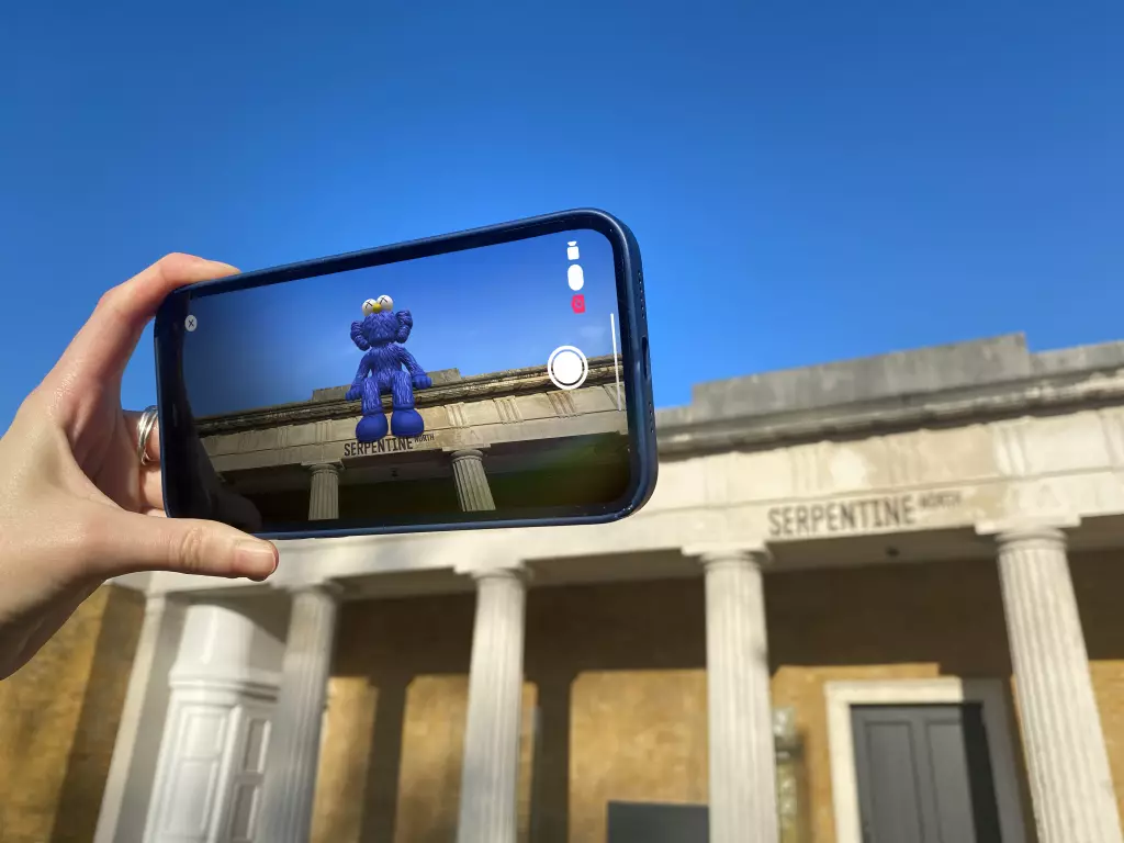 KAWS, SEEING, 2022, augmented reality skulptuer by Serpentine North Gallery. Mei tank oan KAWS en Acute Art.