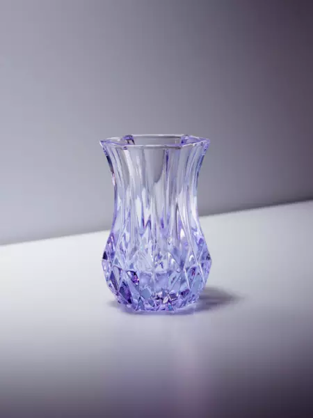 Váza z lisovaného skla z kolekce Marca Camille Chaimowicze.