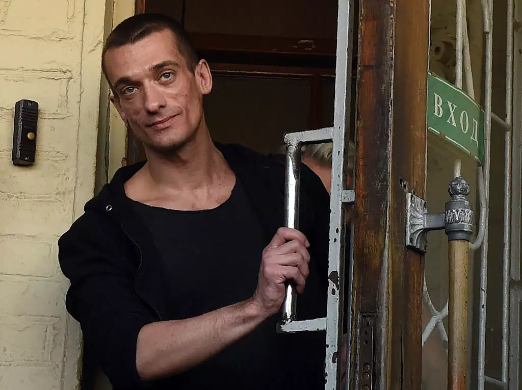 ศิลปิน Pyotr Pavlensky ทำให้ผู้ซักถาม Flip 15620_1