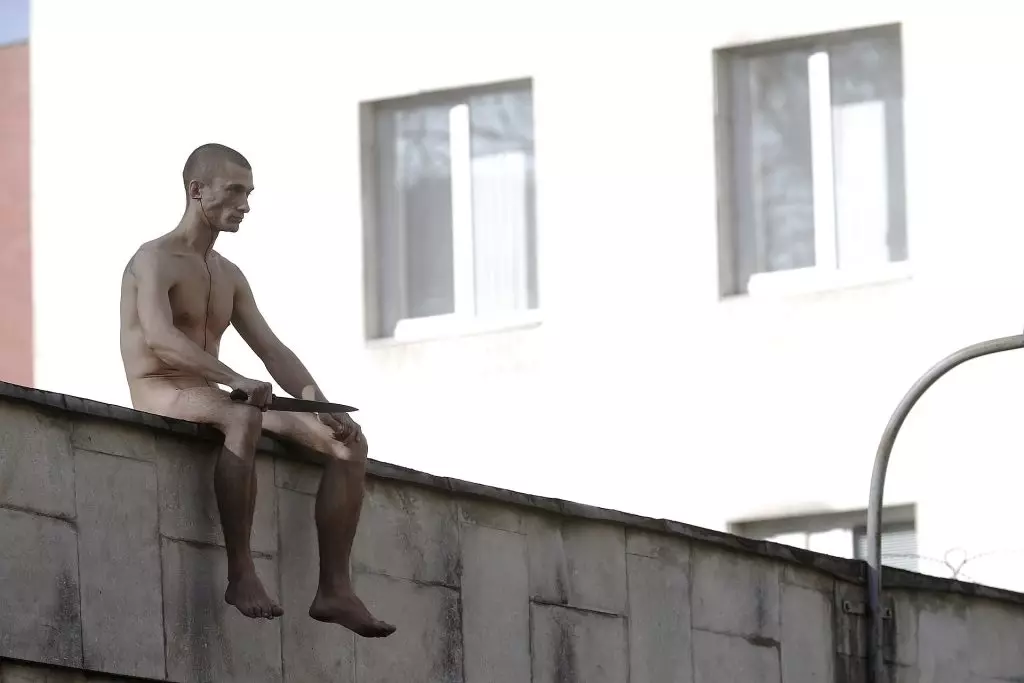 Pyotr Pavlensky หลังจากตัดติ่งหูบนหลังคาของศูนย์จิตเวช Serbsky ของมอสโก การแสดงในปี 2014 เรียกว่า Segregation ภาพถ่ายโดย Missoksana ใบอนุญาต Creative Commons Attribution-Share Alike 4.0 International